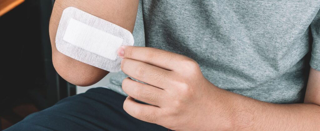 Cosa fare prima di applicare un cerotto o una garza su una ferita ...